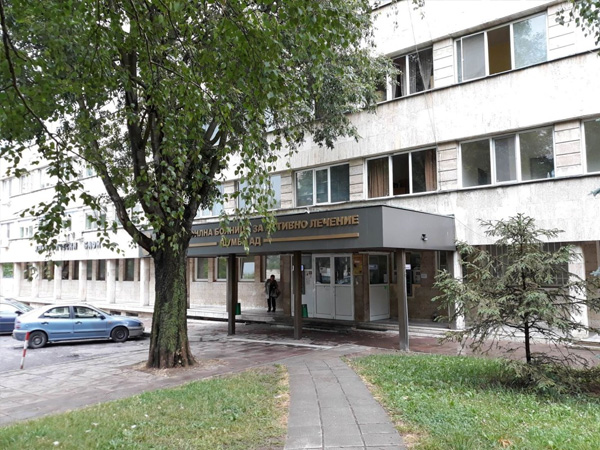 Баща асистира за раждането на близнаците си в двора на МБАЛ Шумен